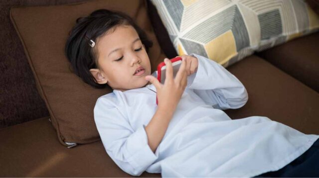Pusing Anak Kecanduan Gadget? Ini 3 Cara Menyingkapinya Secara Islam